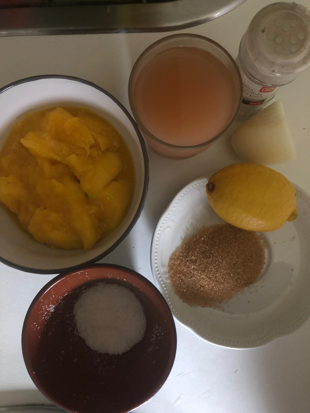 Salsa de mango (para pescados y mariscos) – Una de col y otra de azúcar