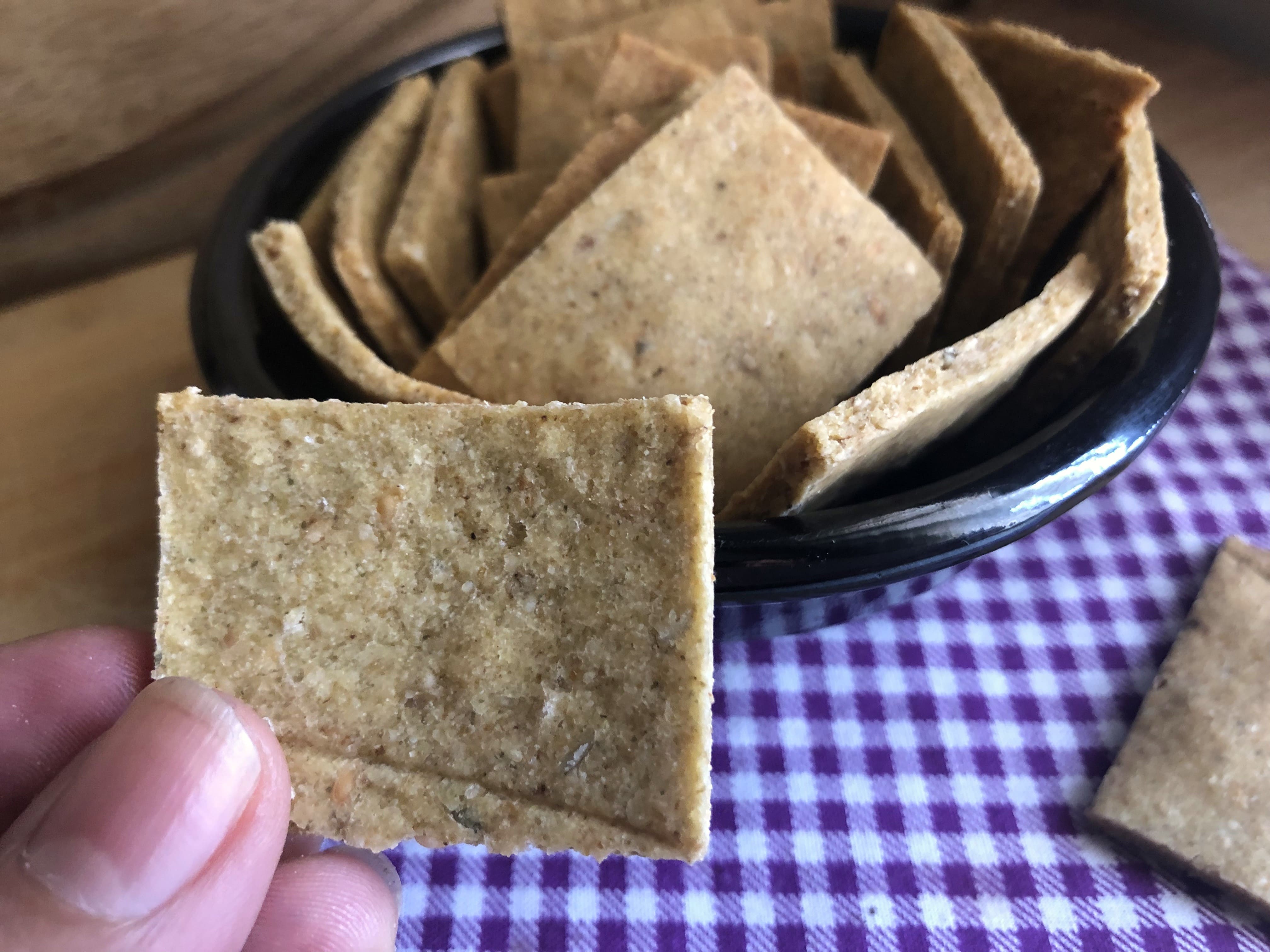 Crackers de mijo y semillas. – Una de col y otra de azúcar